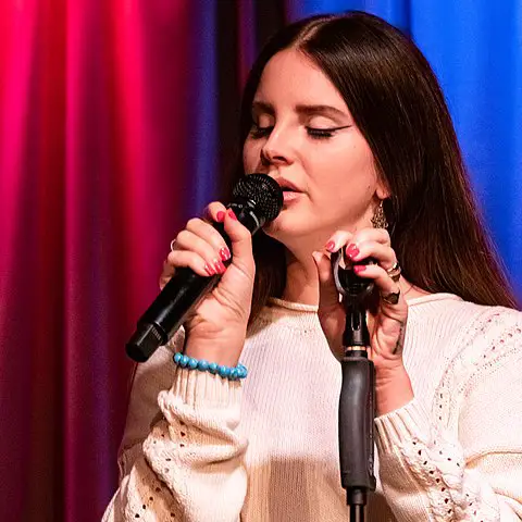 Lana Del Rey's Glastonbury mic cut off after late arrival - The Lagos ...